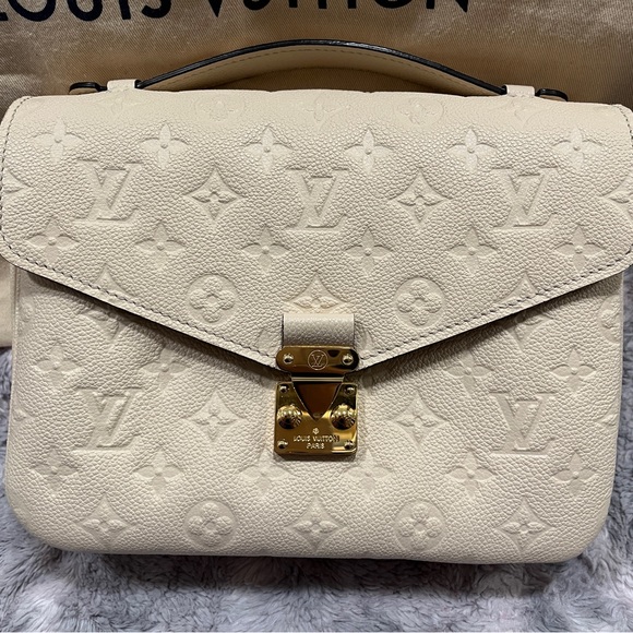 Louis Vuitton | Bags | Authentic Louis Vuitton Pochette Metis Cream ...
